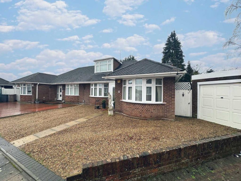 Challney Close, Luton LU4 3 bed semi-detached house - £425,000