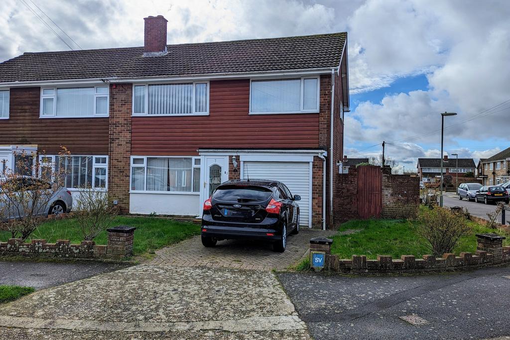 SNOWDON DRIVE, FAREHAM 3 bed semi-detached house - £325,000