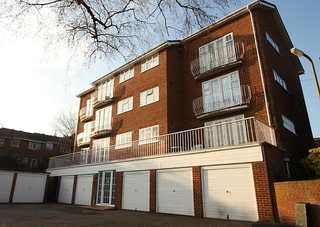 Woking GU22 1 bed flat - £220,000