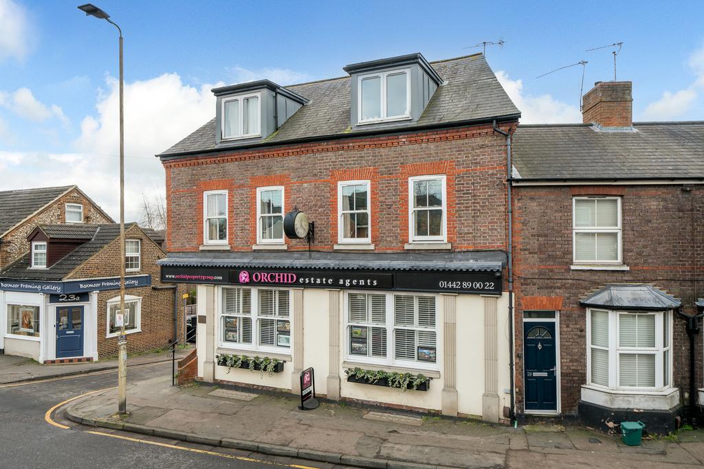25-27 St Johns Road, Boxmoor Village HP1 2 bed flat - £245,000