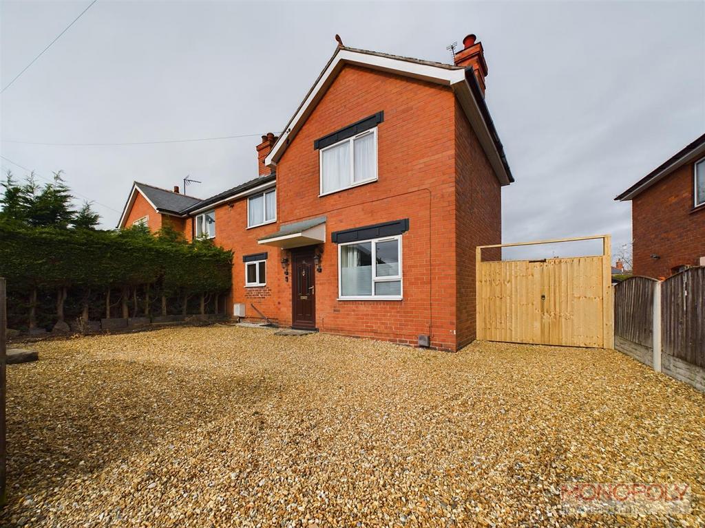 Cromar Crescent, Rossett, Wrexham 3 bed semi-detached house - £220,000