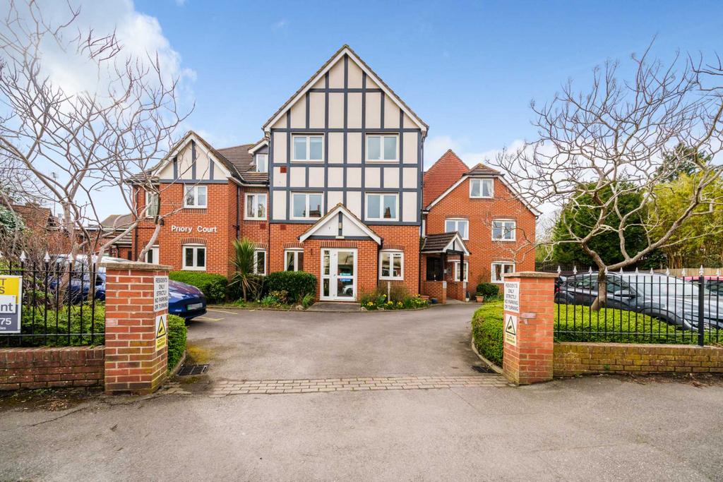 Priory Court, Reading RG4 1 bed apartment - £115,000