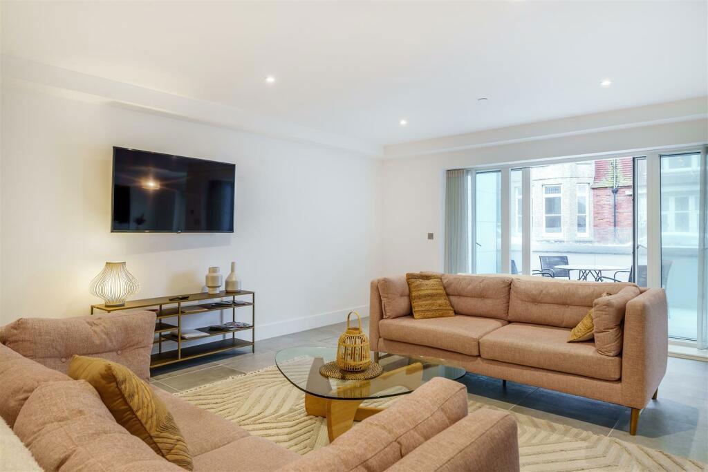 Narrowcliff, Newquay, Cornwall, TR7 2FX 2 bed flat - £320,000