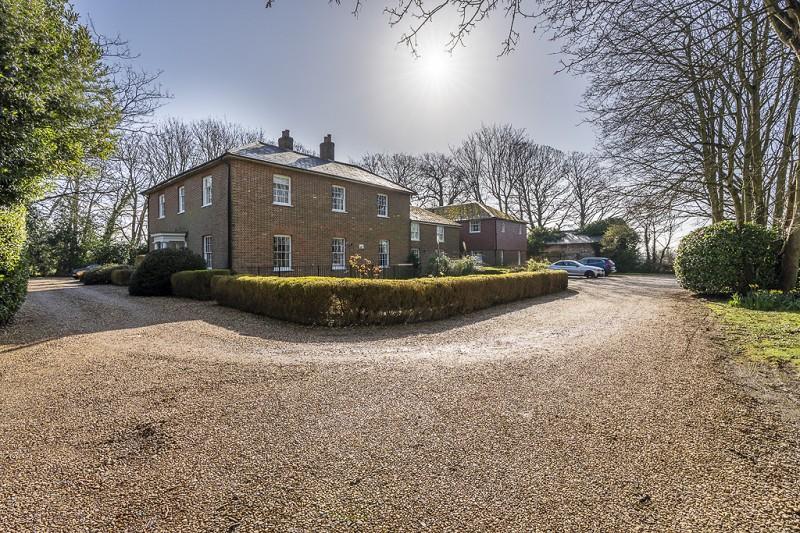 Hound Road, Netley Abbey... 2 bed ground floor flat - £260,000