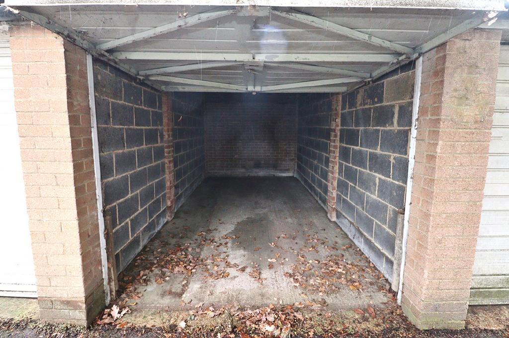 Garage 46, Boreham Holt, Borehamwood Garage - £10,000