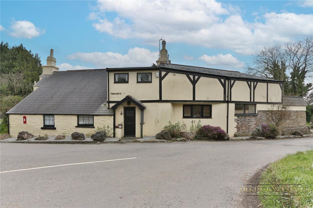 Widegates, Cornwall PL13 7 bed detached house - £535,000