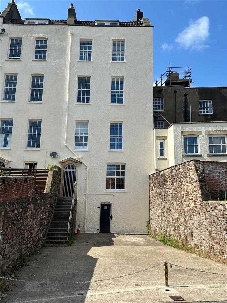 Bristol BS1 9 bed property - £7,650 pcm (£1,765 pw)