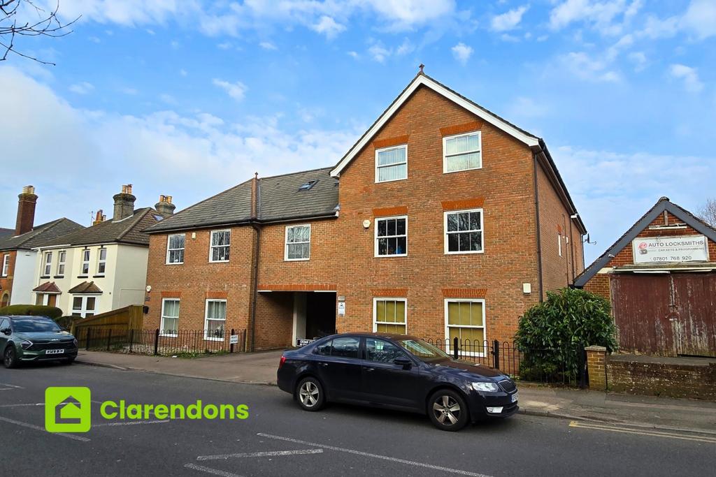 Cedar Court, 85 Coulsdon Road... 2 bed flat - £1,550 pcm (£358 pw)