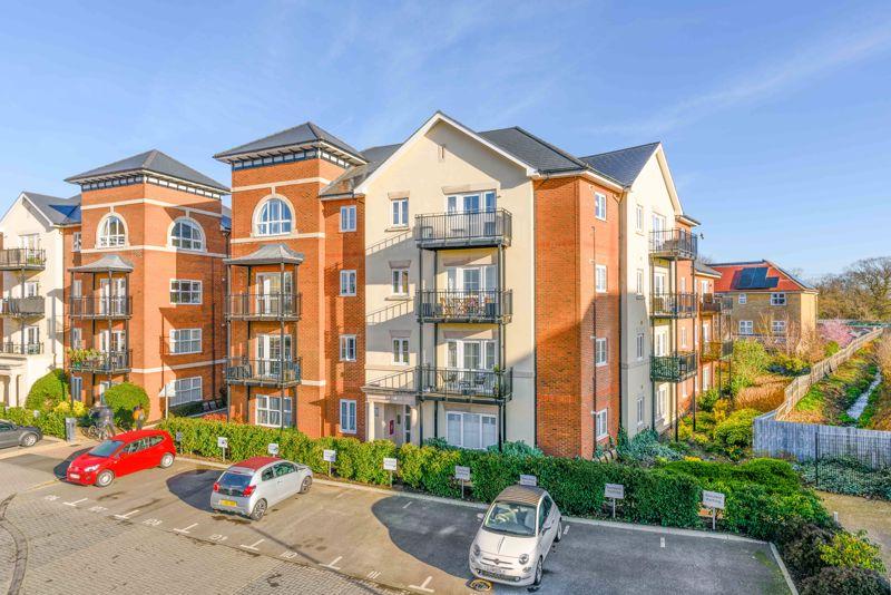 Bell Farm Way, Hersham, Walton-On-Thames 1 bed apartment - £310,000