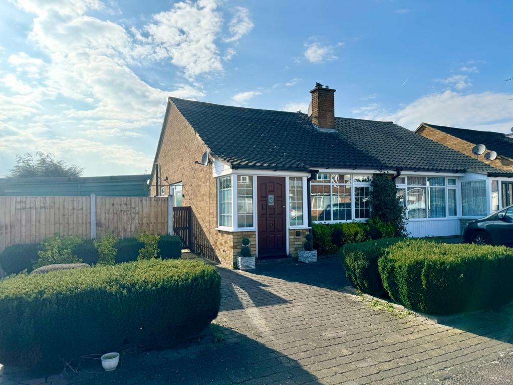 The Geerings, Stanford-le-Hope, SS17 3 bed semi-detached house - £1,600 ...