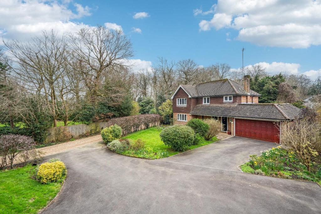 Mayhall Lane, Chesham Bois, Amersham... 4 bed detached house - £1,100,000