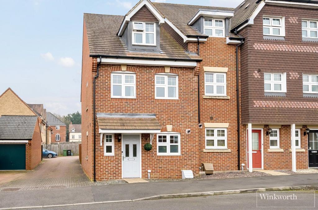 Waterers Way, Bagshot, Surrey, GU19 3 bed end of terrace house - £479,950