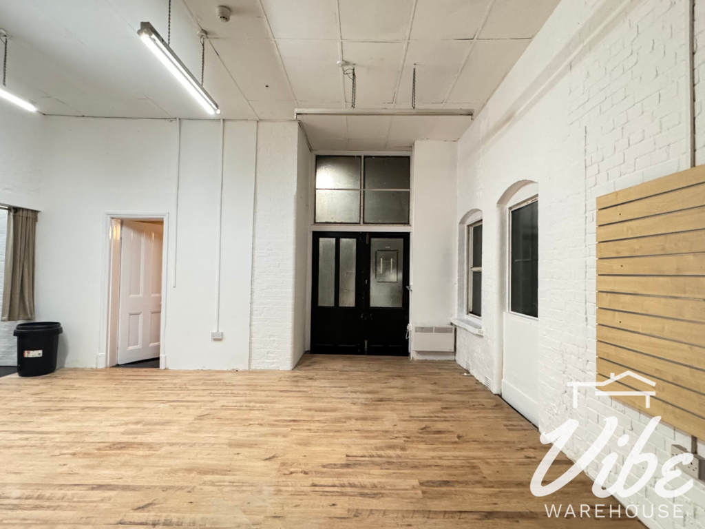Alston Road, London EN5 Industrial unit - £1,200 pcm (£277 pw)