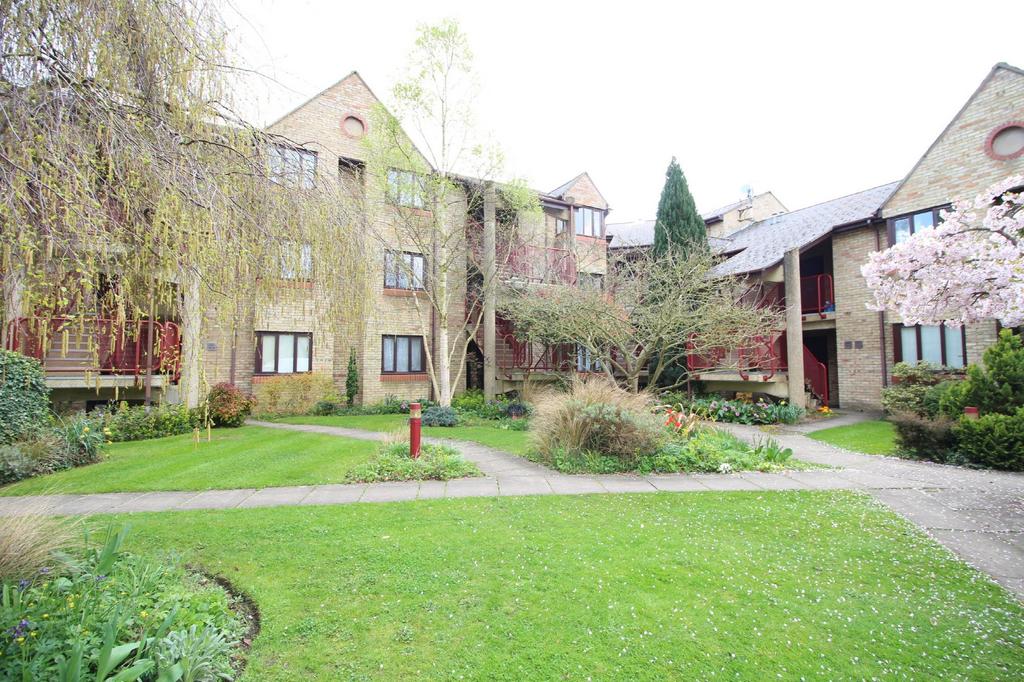16 Chamberlin Ct 1 bed flat - £1,095 pcm (£253 pw)