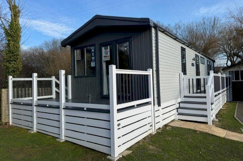Solent Breezes Holiday Park... 2 bed static caravan - £83,562