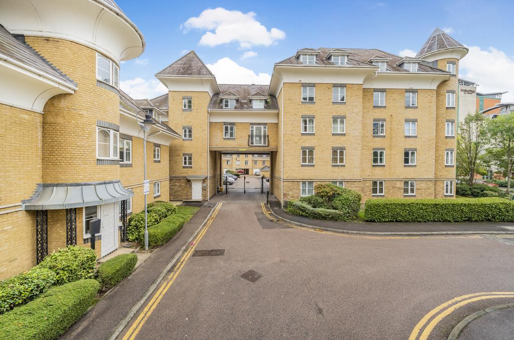 Century Court, Woking GU21 2 bed flat for sale - £325,000