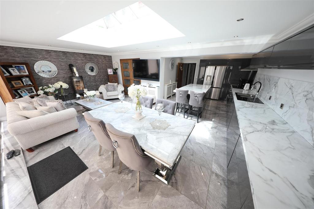 Bishop Alcock Road, Hull 4 bed detached house for sale - £295,000