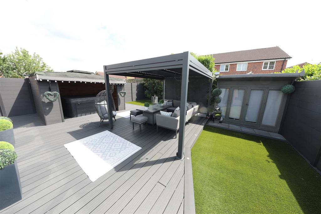 Bishop Alcock Road, Hull 4 bed detached house - £295,000