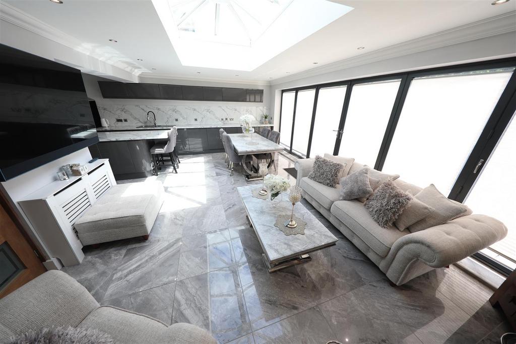 Bishop Alcock Road, Hull 4 bed detached house - £295,000