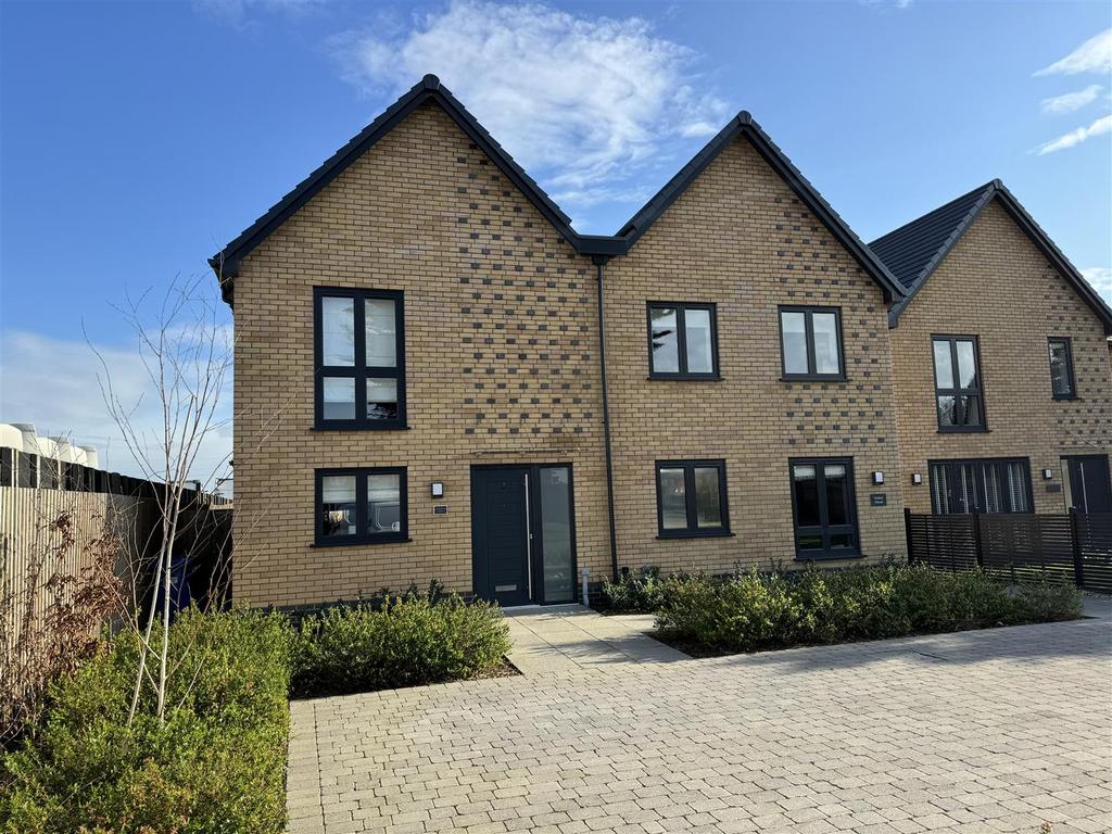 London Road, Capel St. Mary IP9 3 bed semi-detached house - £350,000