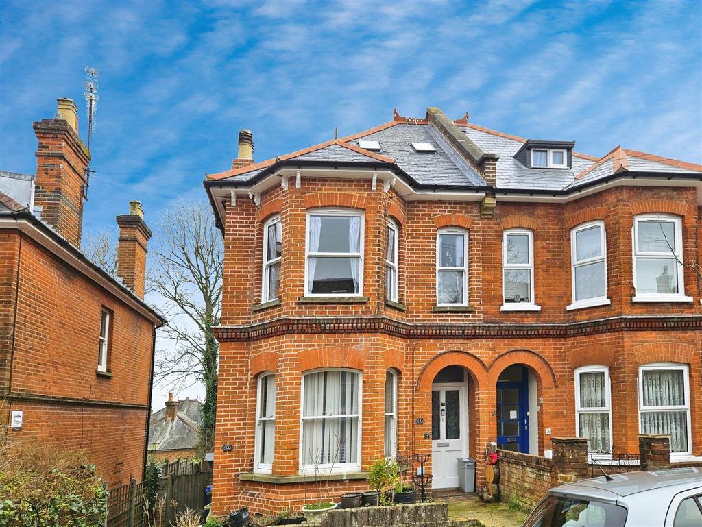 Cargate Avenue, Aldershot 2 bed maisonette - £275,000