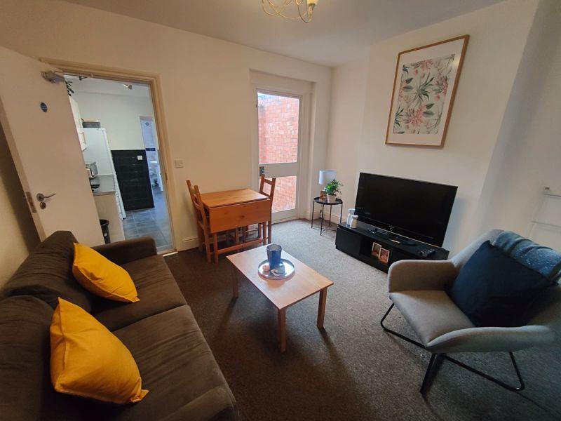 Rowley Hill Street, Worcester WR2 Mixed use - £500 pcm (£115 pw)