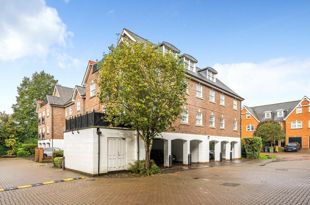 Sells Close, Surrey GU1 2 bed flat - £400,000