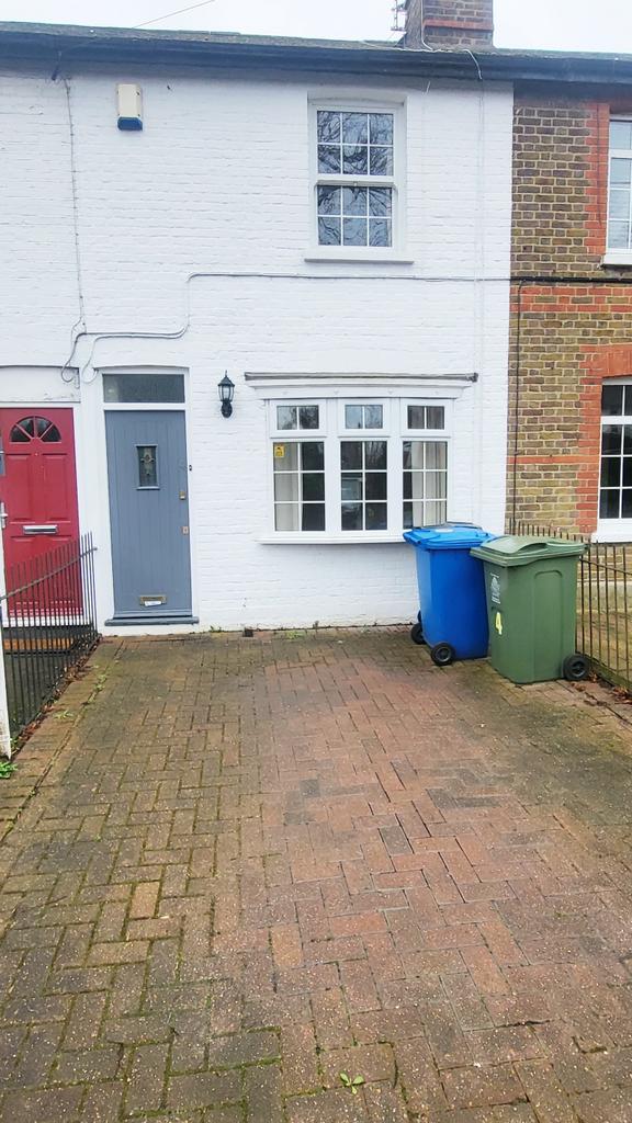 Lower Road Cookham Sl6 3 Bed Detached House £2 100 Pcm £485 Pw