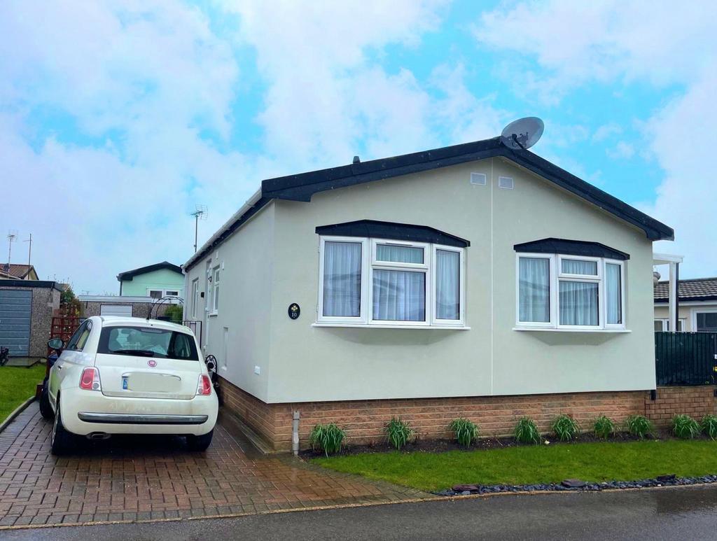 Queens Avenue, Tower Park... 2 bed detached house - £240,000