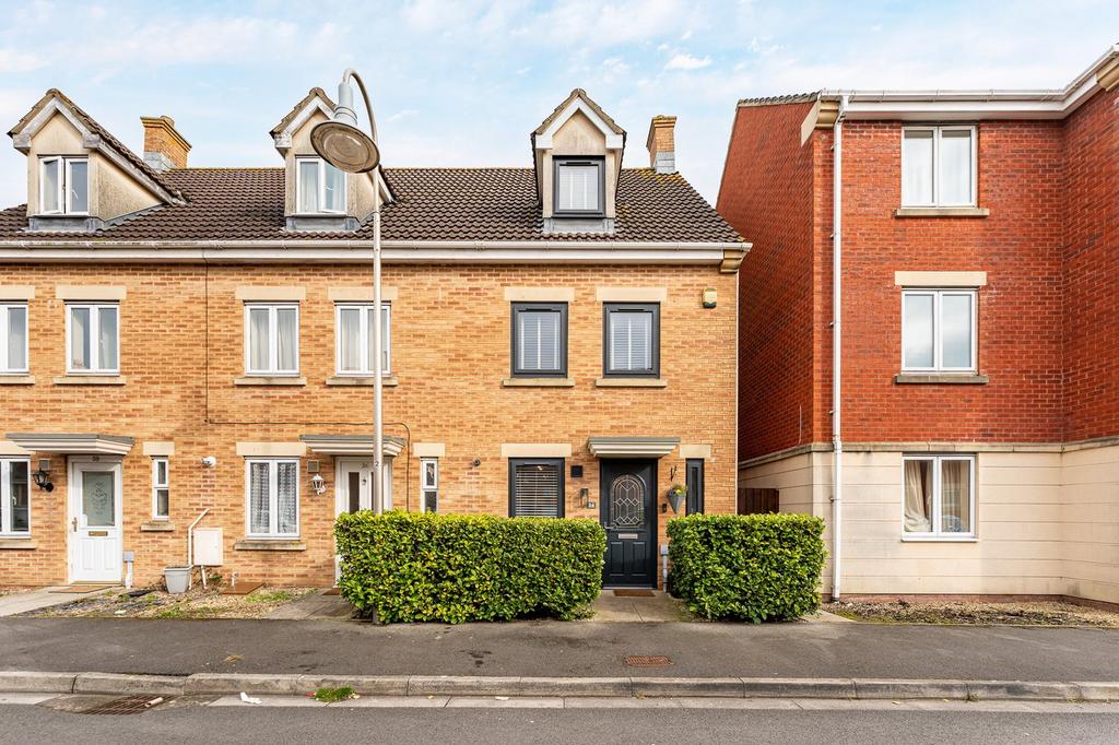 Reed Way, St Georges... 3 bed semi-detached house - £290,000
