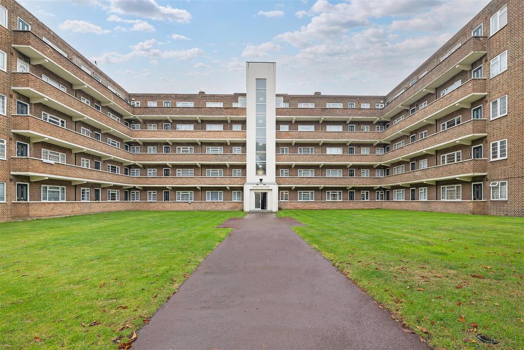 Blakewood Court, Anerley Park, Penge... 2 bed flat - £1,400 pcm (£323 pw)