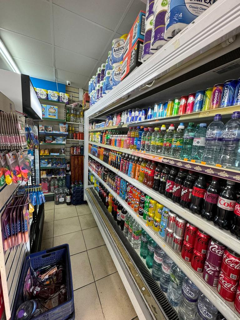 Spa Drive, Epsom, Surrey, KT18 Shop - £90,000