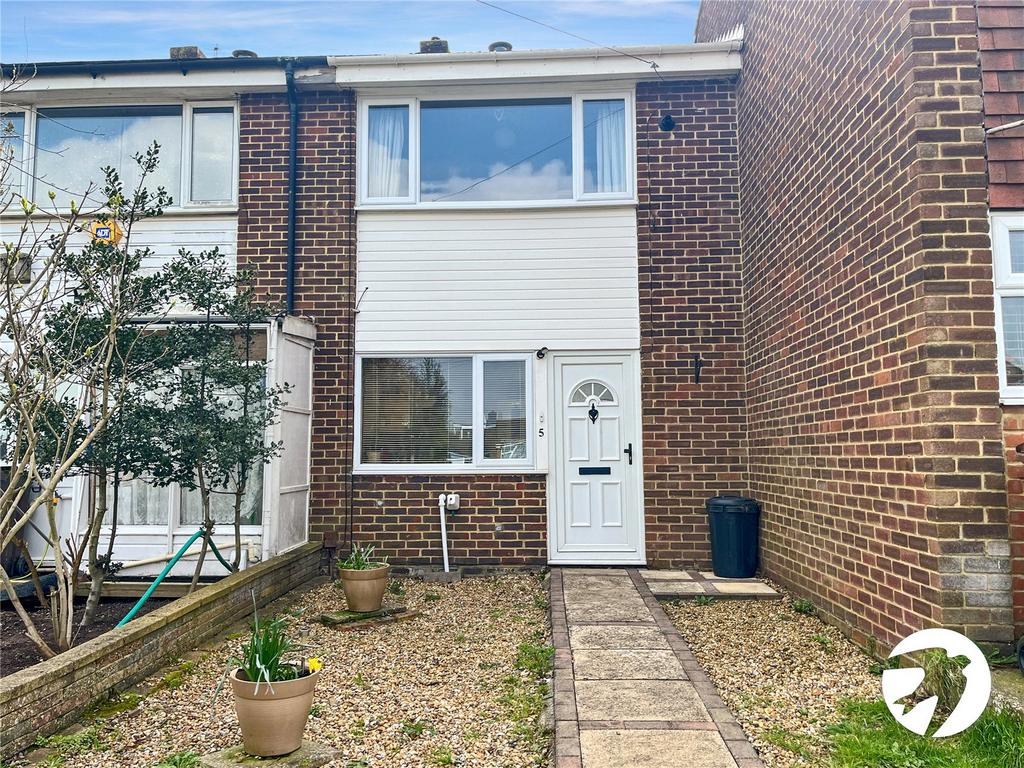 Chelmsford Road, Rochester, Kent, ME2 2 bed terraced house - £230,000