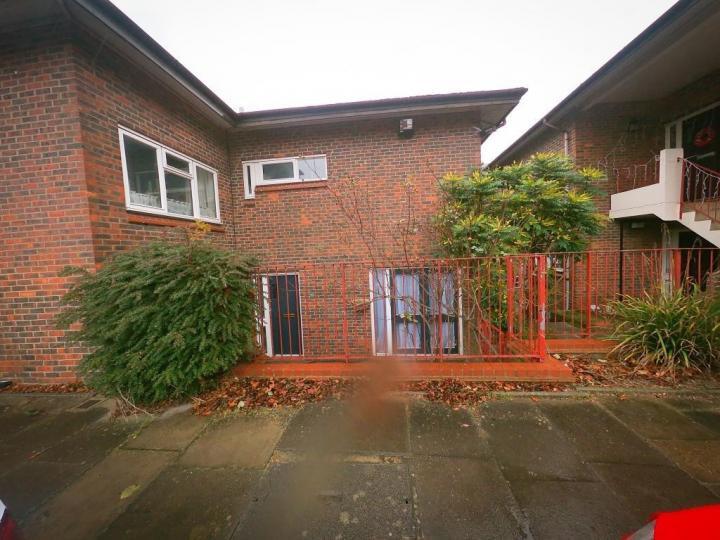 Sutherland Place, Luton LU1 4 bed flat for sale - £235,000