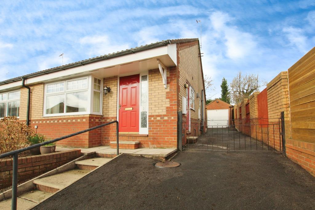 Wren Drive, Leeds, LS27 2 bed semi-detached bungalow - £239,995