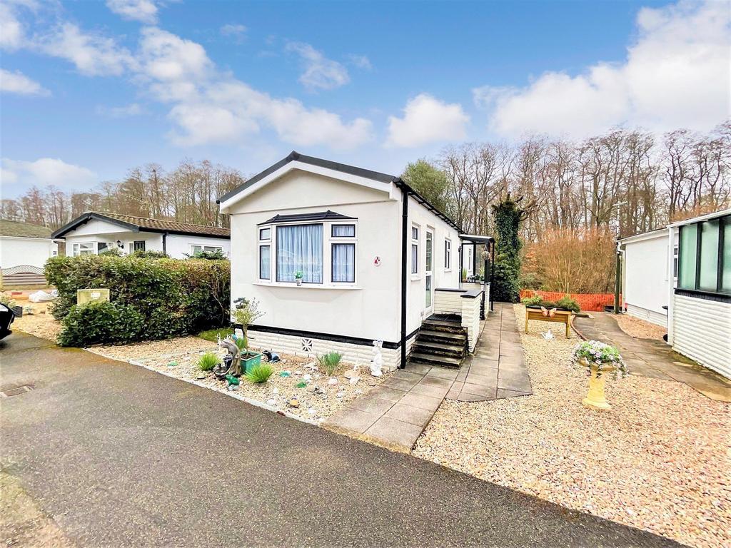 Kingsmead Park, Elstead, Godalming... 2 bed park home - £120,000