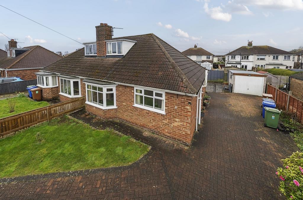 Beatty Avenue, Grimsby, Lincolnshire... 3 bed semi-detached bungalow ...
