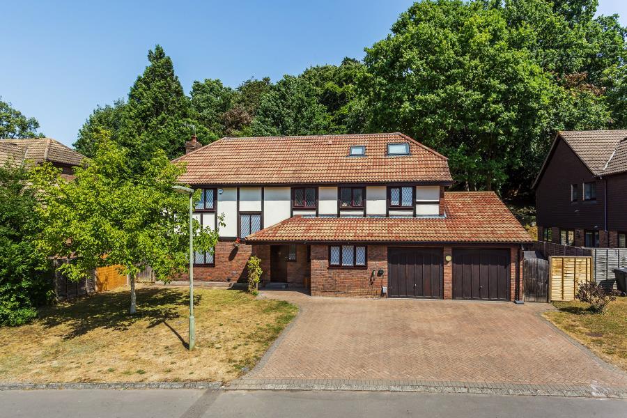 Rosewood, Woking GU22 6 bed detached house to rent - £4,700 pcm (£1,085 pw)