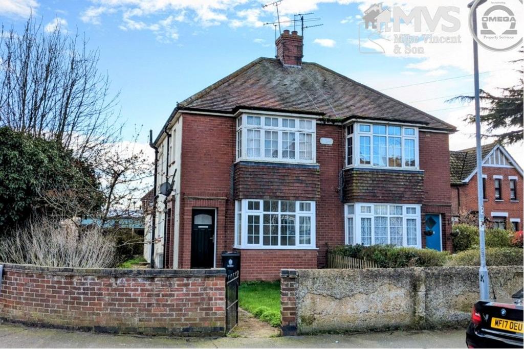 Branston Court, Coppins Road... 1 bed maisonette - £120,000
