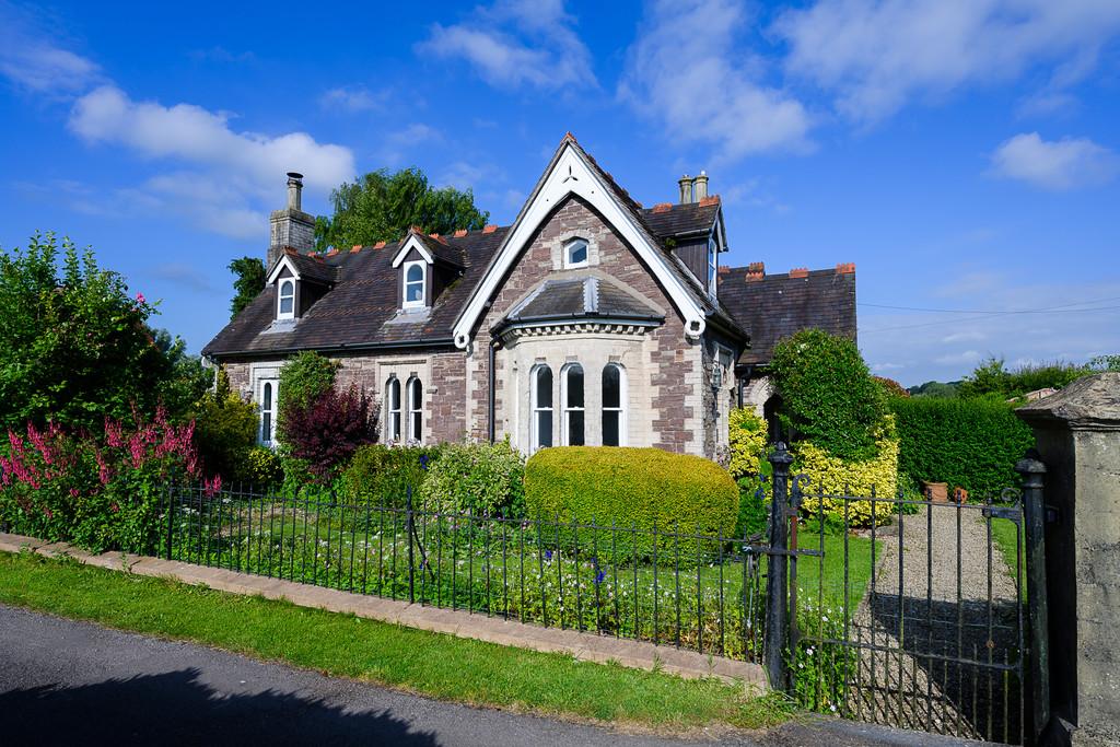 Nr Usk with Country Setting 3 bed detached house for sale - £560,000