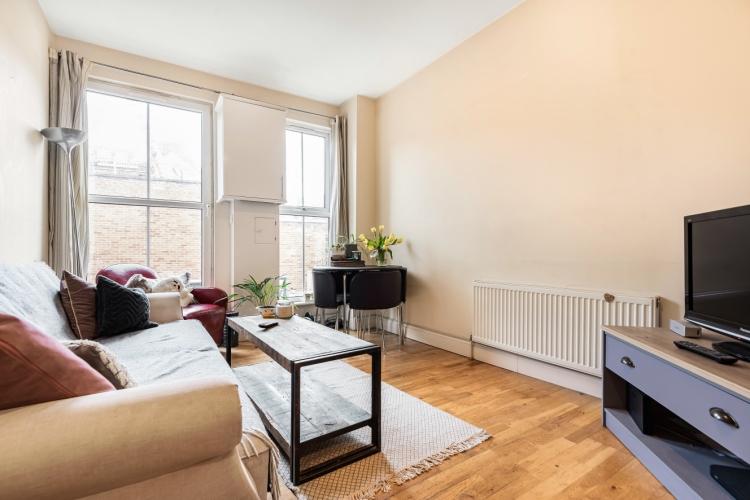 St. John's Road London SW11 2 bed apartment - £2,000 pcm (£462 pw)