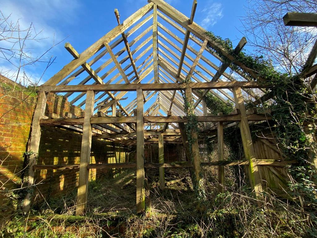 Pool Quay, SY21 9LA 6 bed barn conversion for sale - £270,000