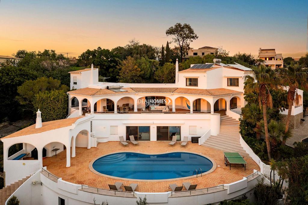Almancil, Algarve 6 bed villa - £3,240,979* (€3,790,000)