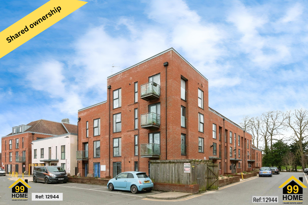 Candleford Court, Buckingham, Buckinghamshire, Mk18 2 Bed Apartment For