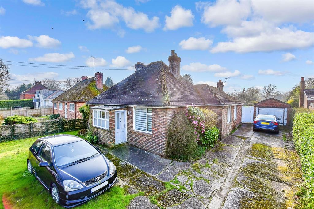The Green, Ewhurst, Cranleigh, Surrey 2 bed detached bungalow - £600,000