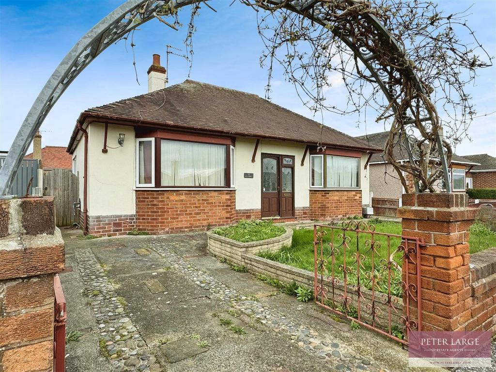 40 Gillian Drive, Rhyl, LL18 4TA 2 bed detached bungalow - £150,000
