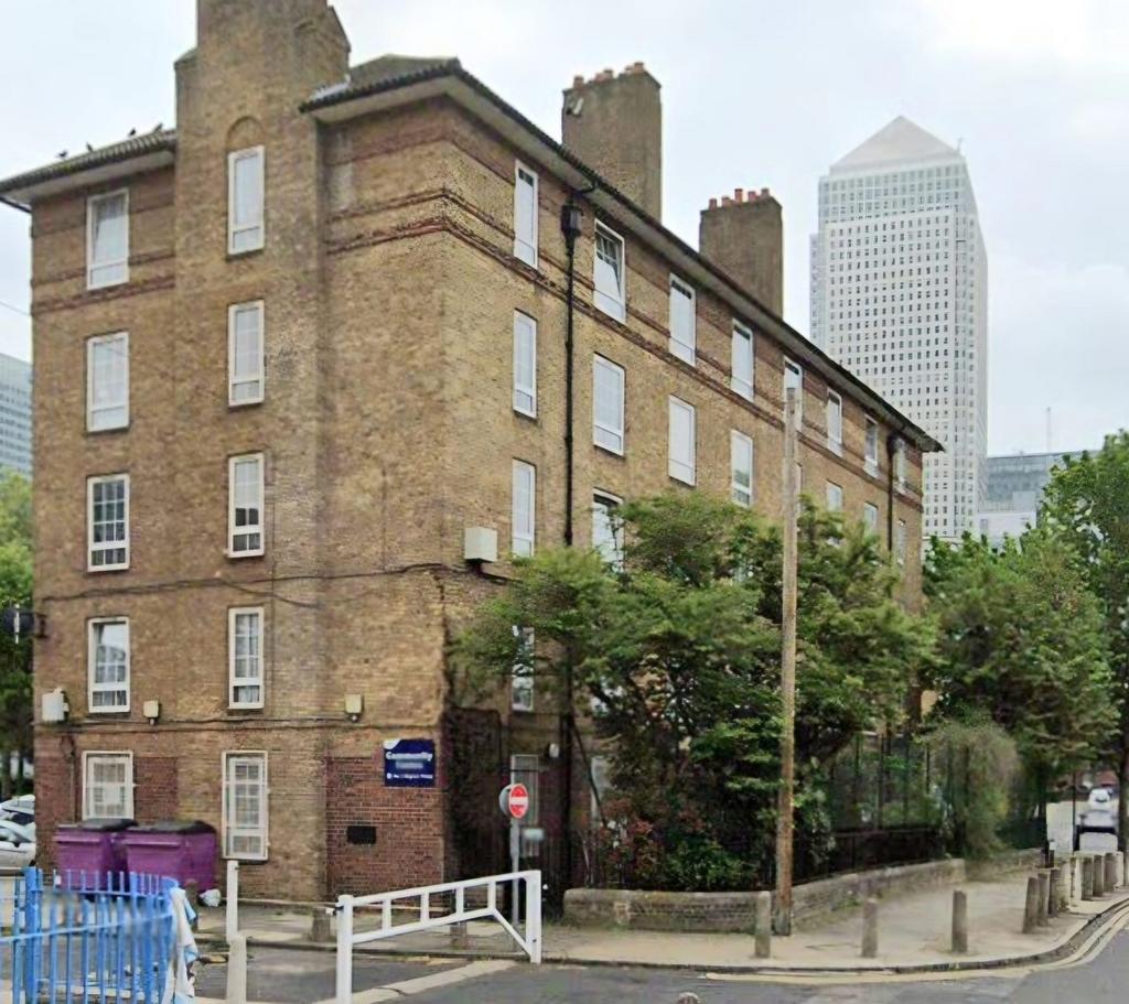 Wigram House, Wades Place, London, E14 2 bed flat for sale - £300,000