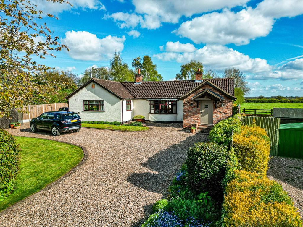 Spridlington Road, Faldingworth, LN8 4 bed detached bungalow - £595,000