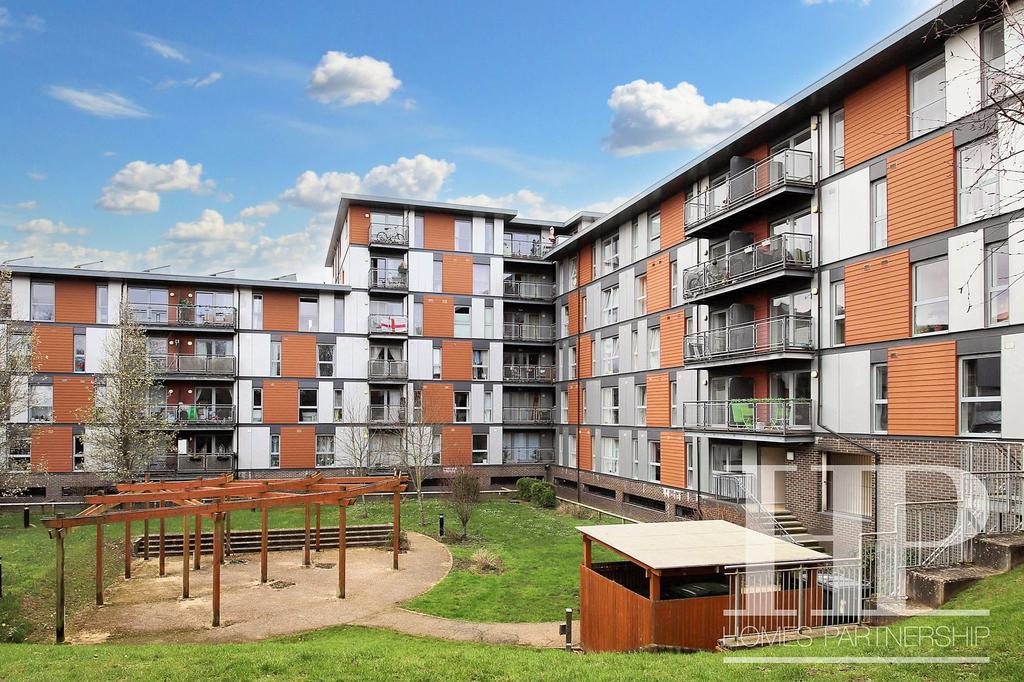 Commonwealth Drive, Crawley RH10 2 bed ground floor flat - £235,000