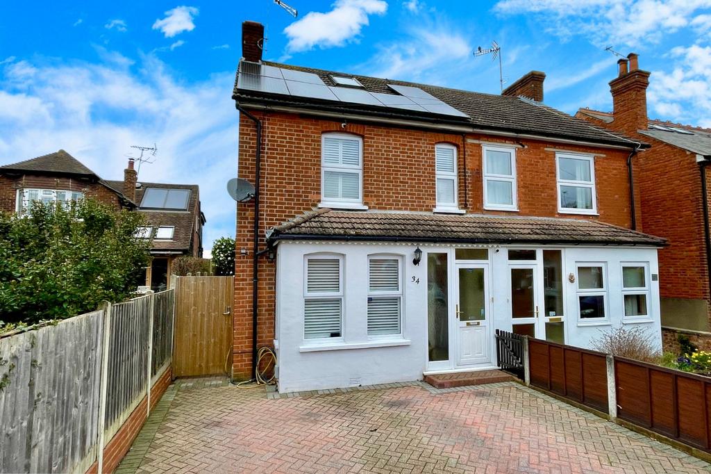 High View Road, FARNBOROUGH GU14 4 bed semi-detached house for sale - £ ...